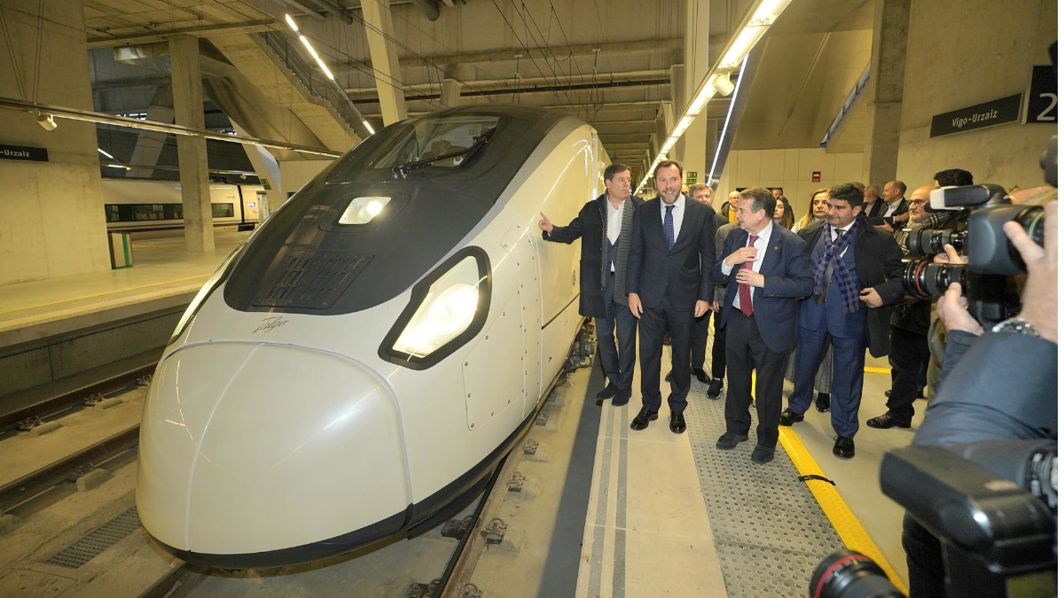 Talgo entrega a Renfe los 10 primeros trenes Avril para el AVE a Galicia