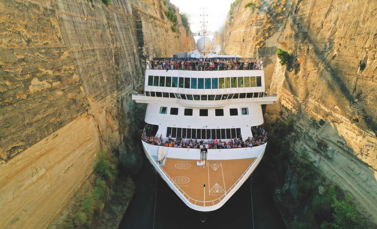 El crucero más grande en atravesar el Canal de Corinto busca un nuevo ...