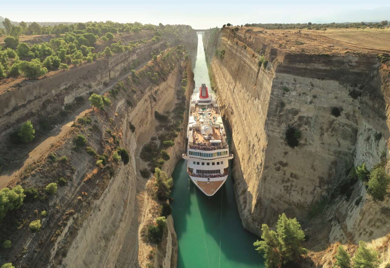 El crucero más grande en atravesar el Canal de Corinto repite su hazaña ...