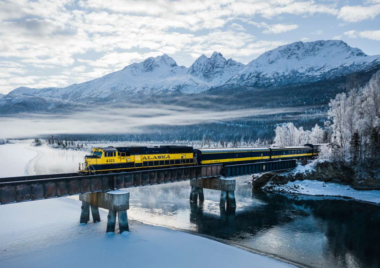 El tren para ver la aurora boreal mientras se atraviesa Alaska