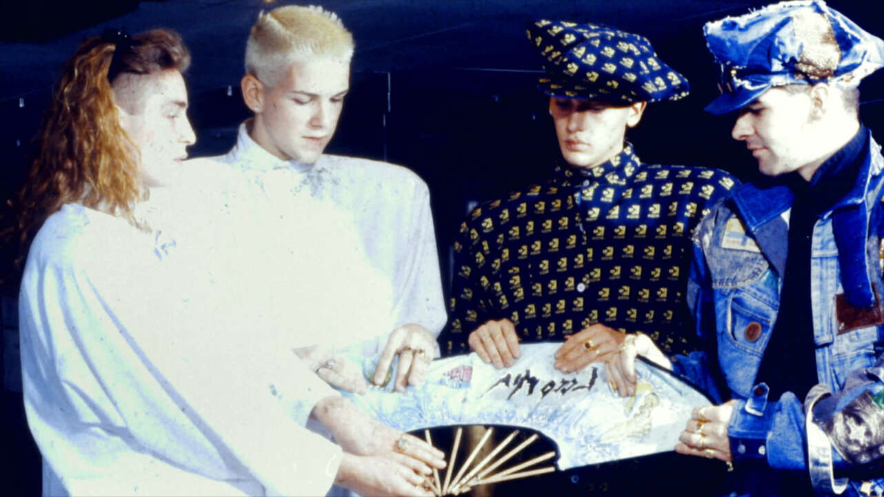 Abanicos, hombreras y acción: la historia de Locomía llega a las ...