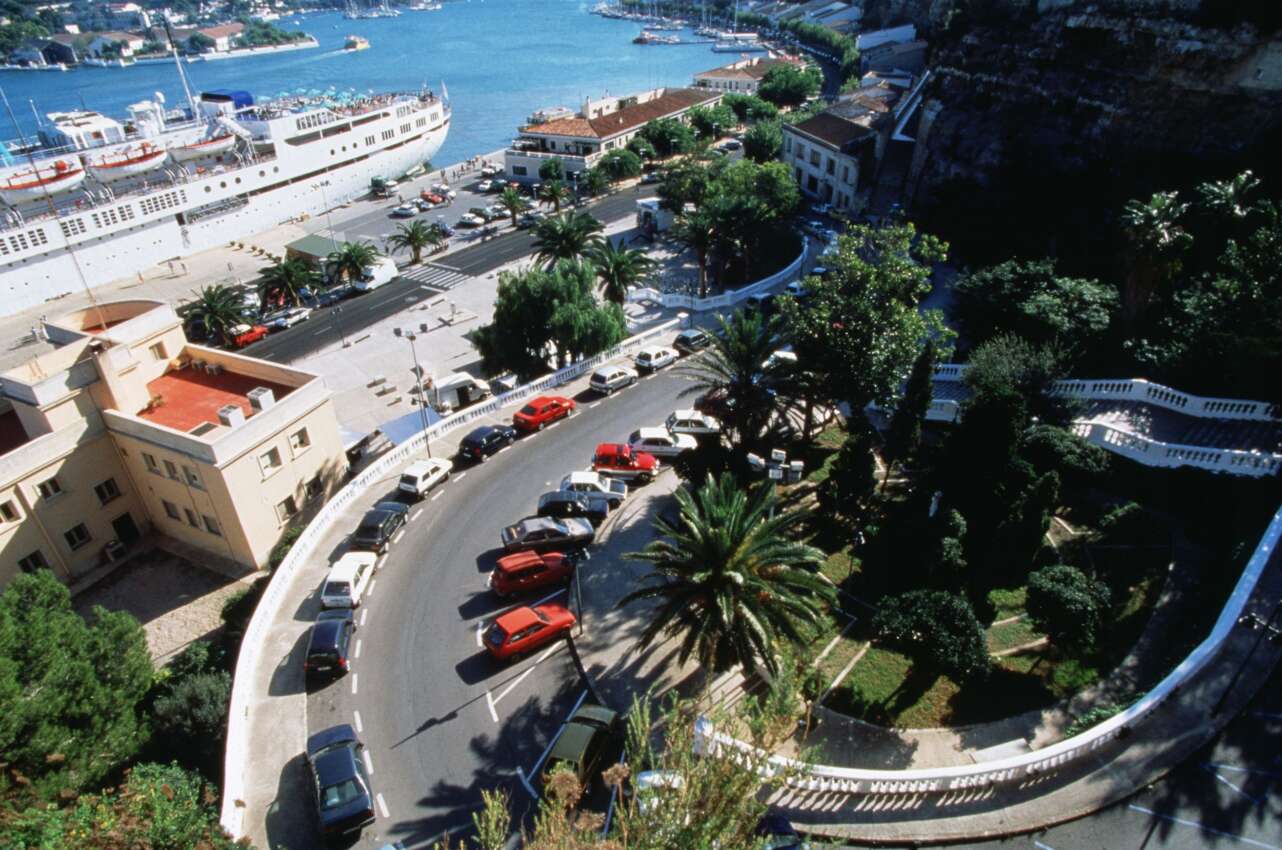 Tres rutas a pie para conocer lo mejor de Mahón