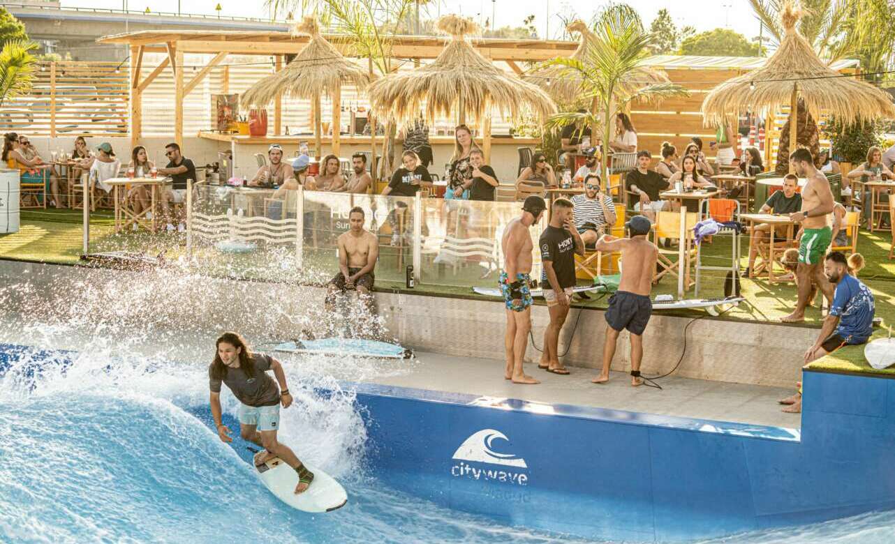 Olas, ambiente surfero y arena en los pies: el chiringuito que no te ...