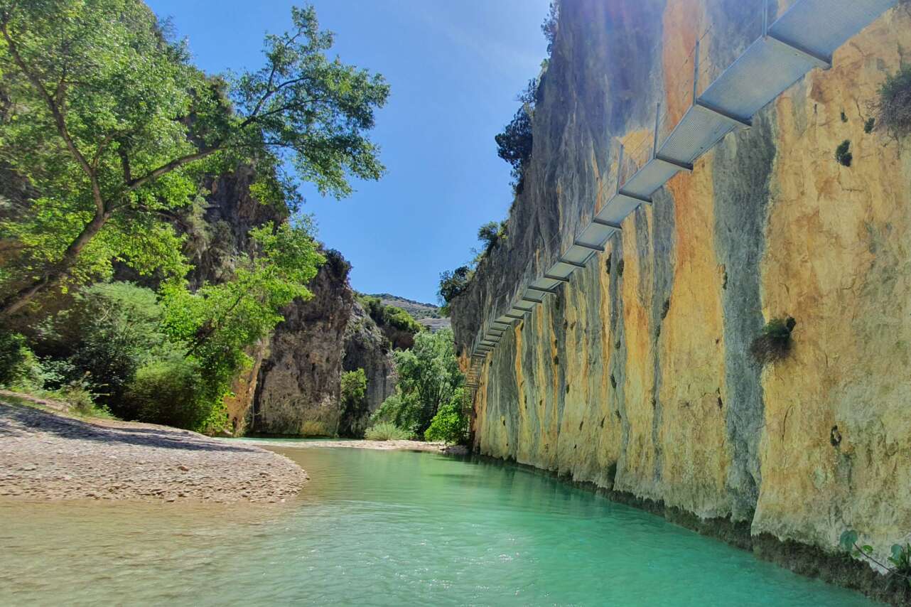 Pasarelas colgantes, cuevas y pozas azul turquesa en Alquézar: la ...