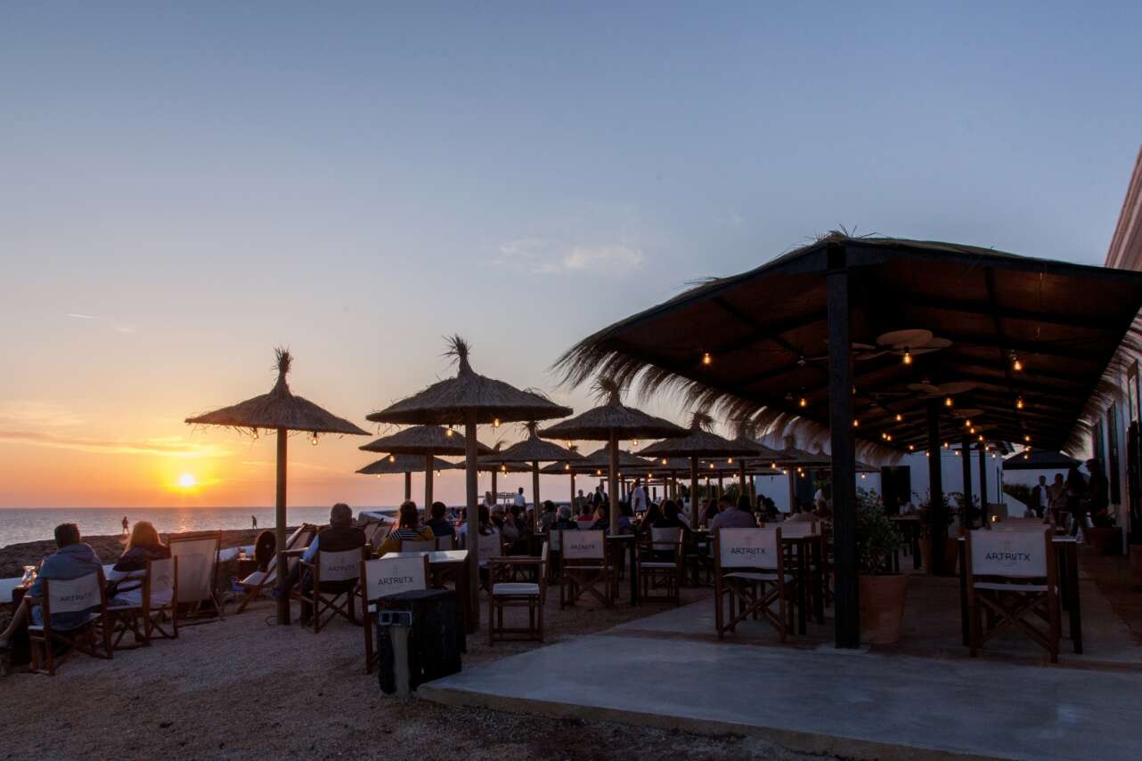 Artrutx: un faro centenario aloja el restaurante con una de las mejores ...