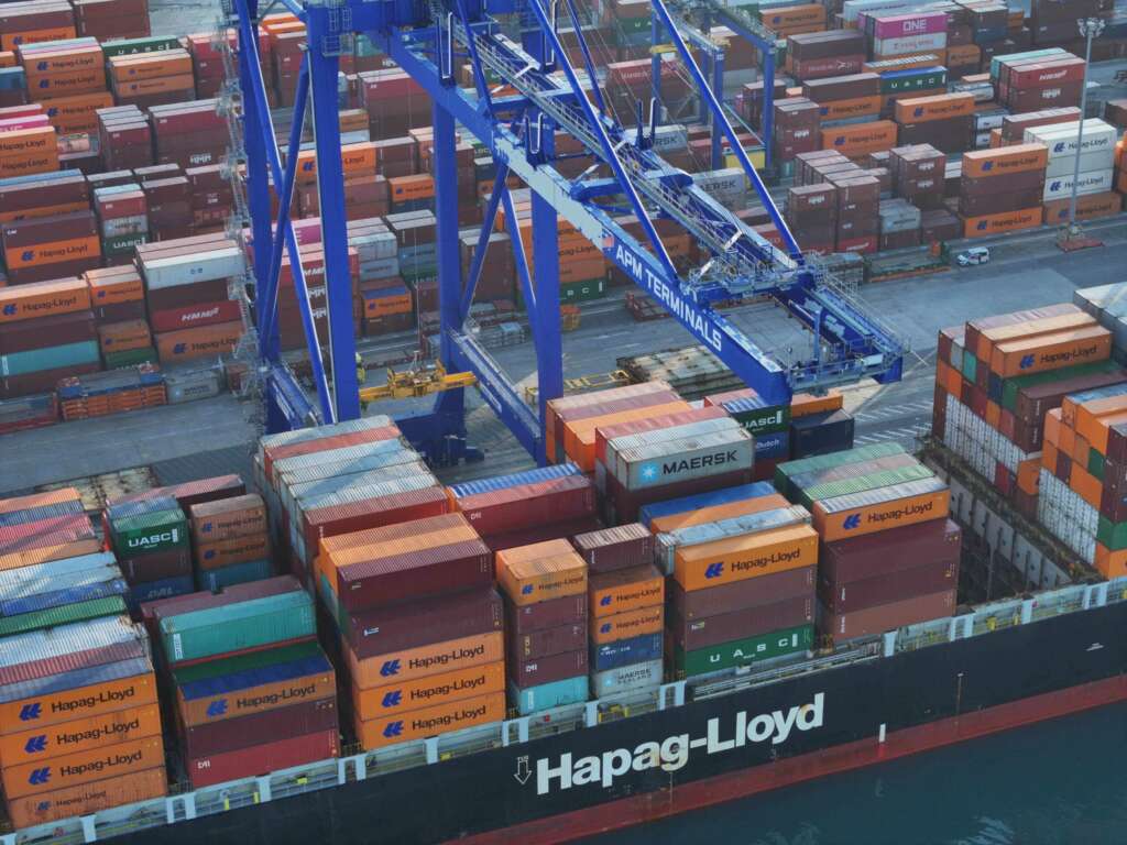 El buque Fos Express inaugura la alianza de Maersk y Hapag-Lloyd en APM ...