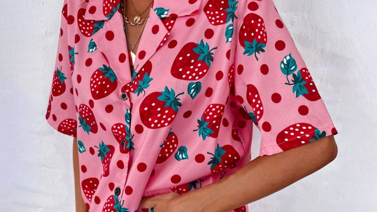 Shein reinterpreta la camisa de fresas con la que Lady Gaga ha ...