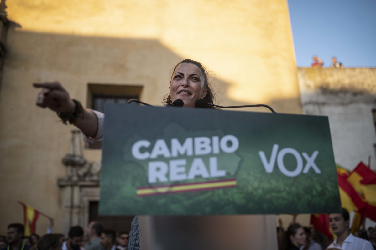 Vox 'tropieza' con la bandera de España