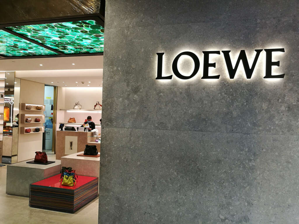 Los originales vaqueros de Loewe que han conseguido revolucionar a las ...