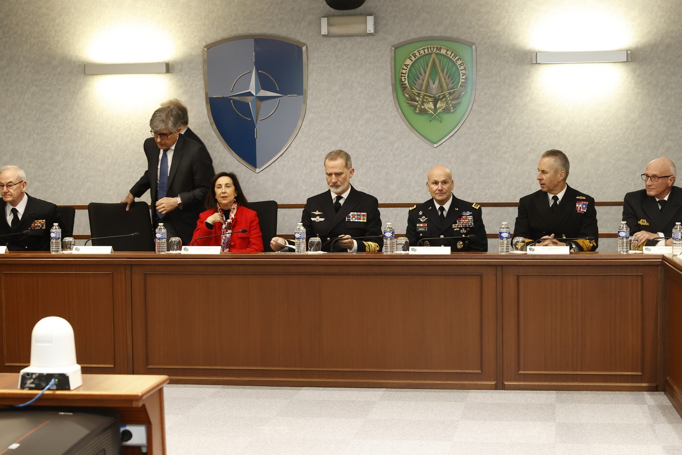 El Rey visita con la ministra de Defensa el Cuartel General Supremo de ...