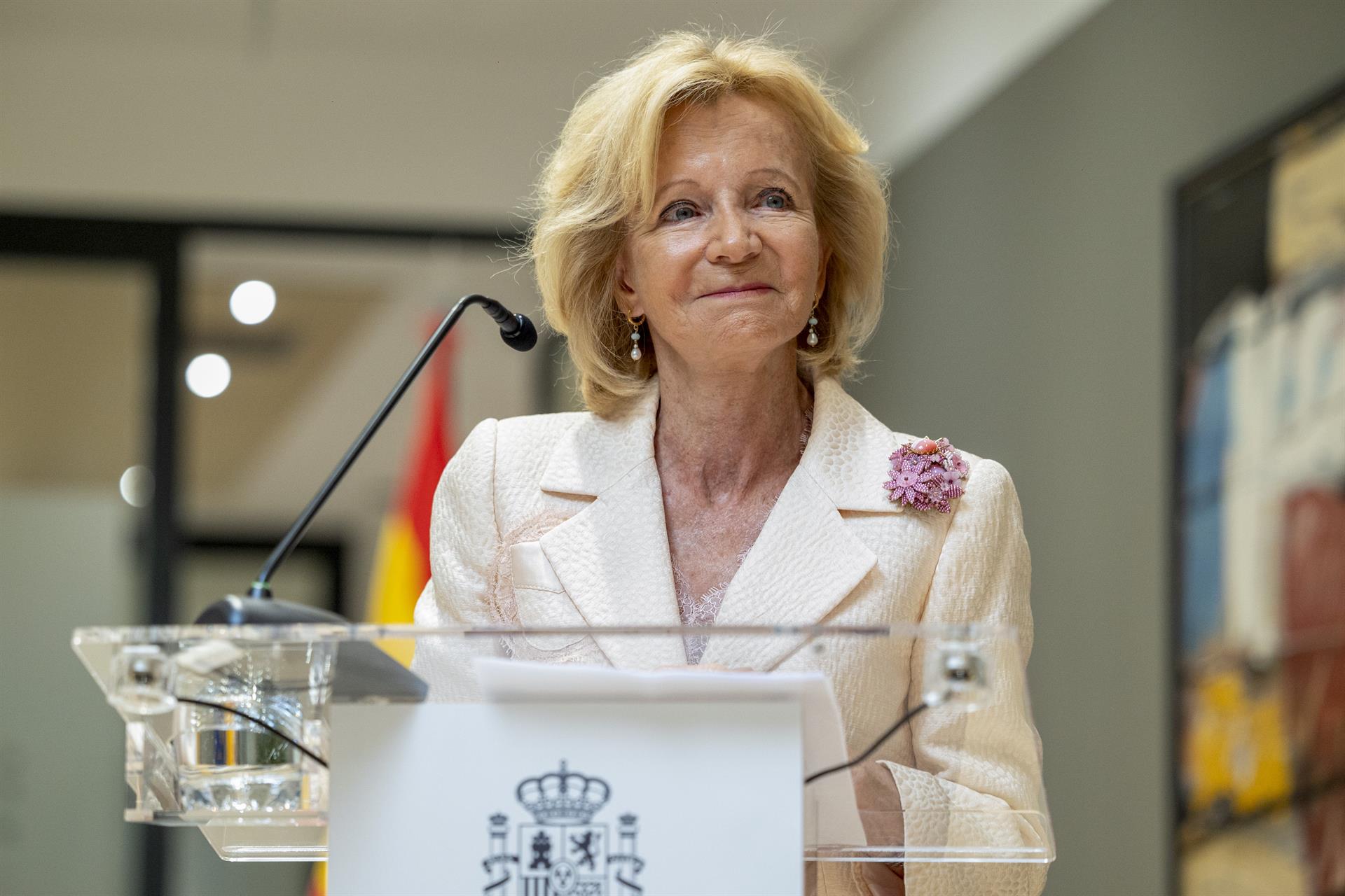 Colonial abre la puerta a la exministra Elena Salgado como consejera