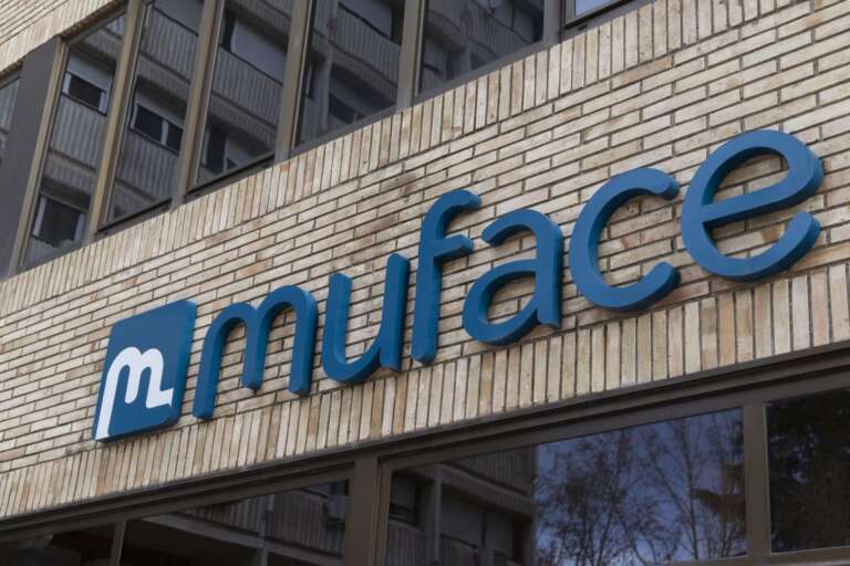 Muface lanza instrucciones clave mantener el seguro con Adeslas y Asisa