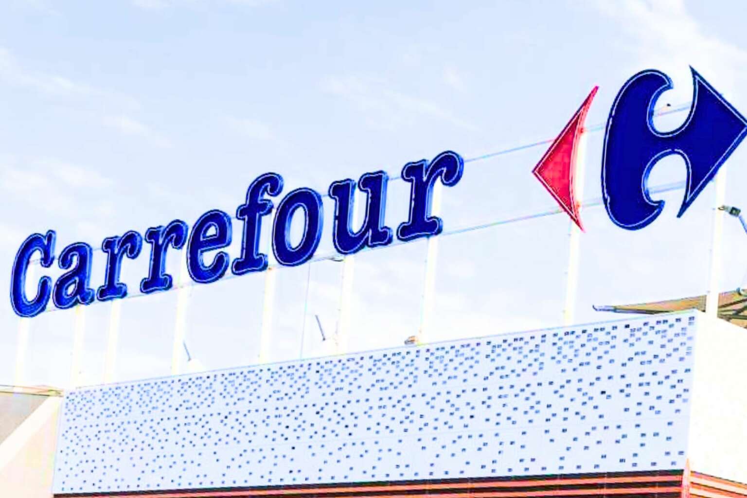 Adiós a este gigante de la distribución alimentaria: Carrefour se queda ...